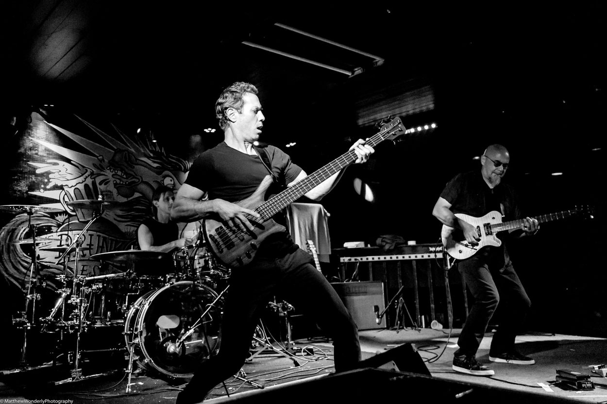 Mudvayne-basisti Ryan Martinien johtama fuusiobändi Soften The Glare ...