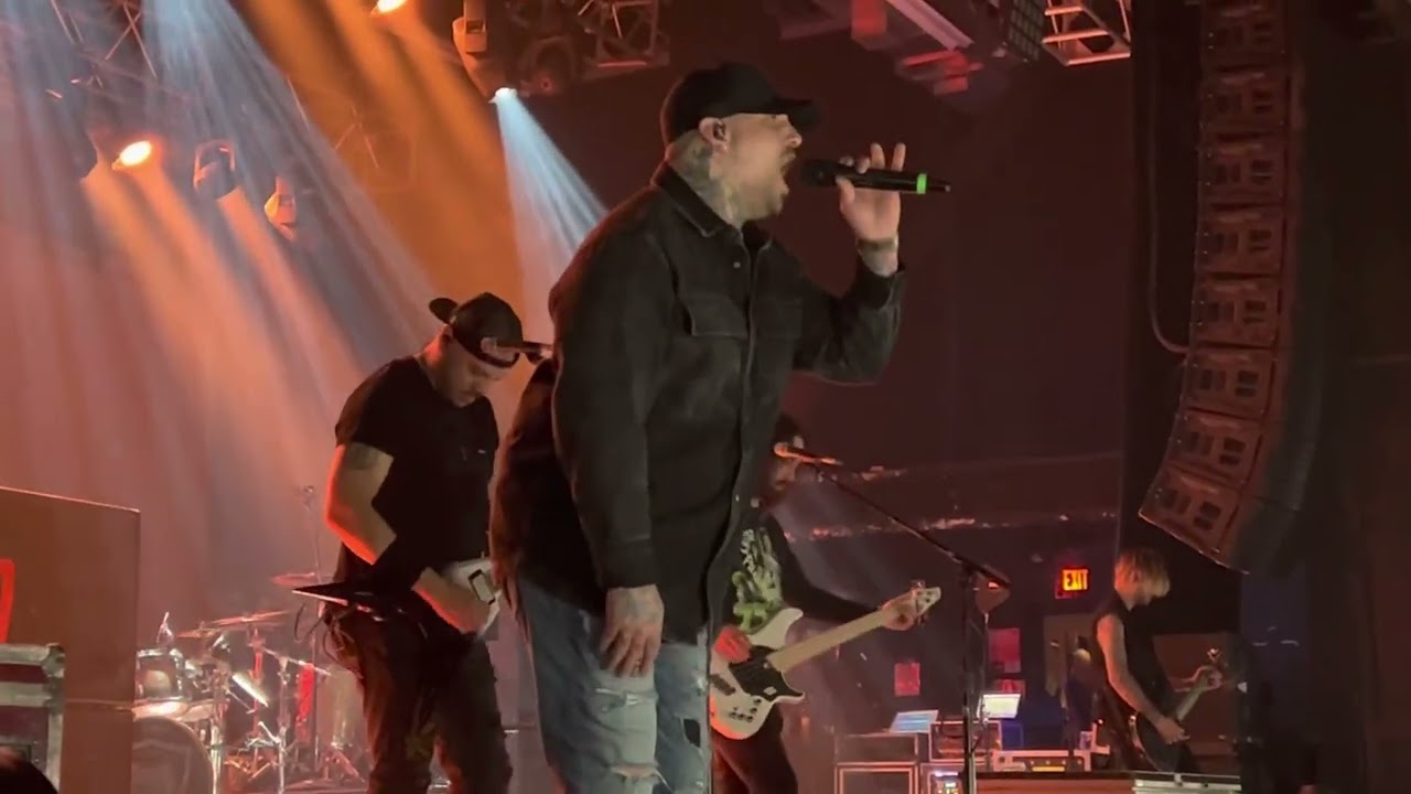 Bad Wolves esiintyi ensimmäistä kertaa uuden laulajansa Daniel "DL ...