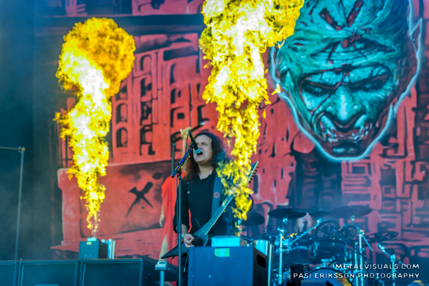 Katso video Cradle Of Filthin Dani Filthista esittämässä "Betrayer ...