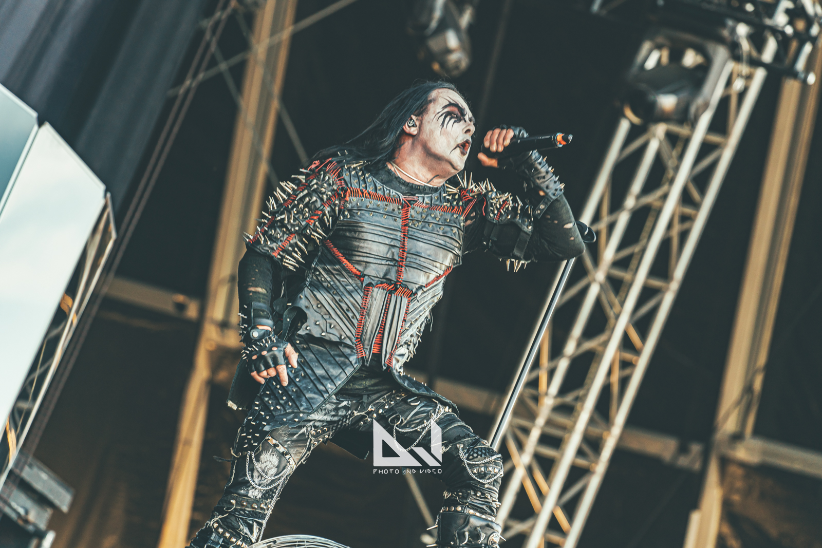 Cradle Of Filthin Dani Filth paljastaa yhteisprojektin Ed Sheeranin ...