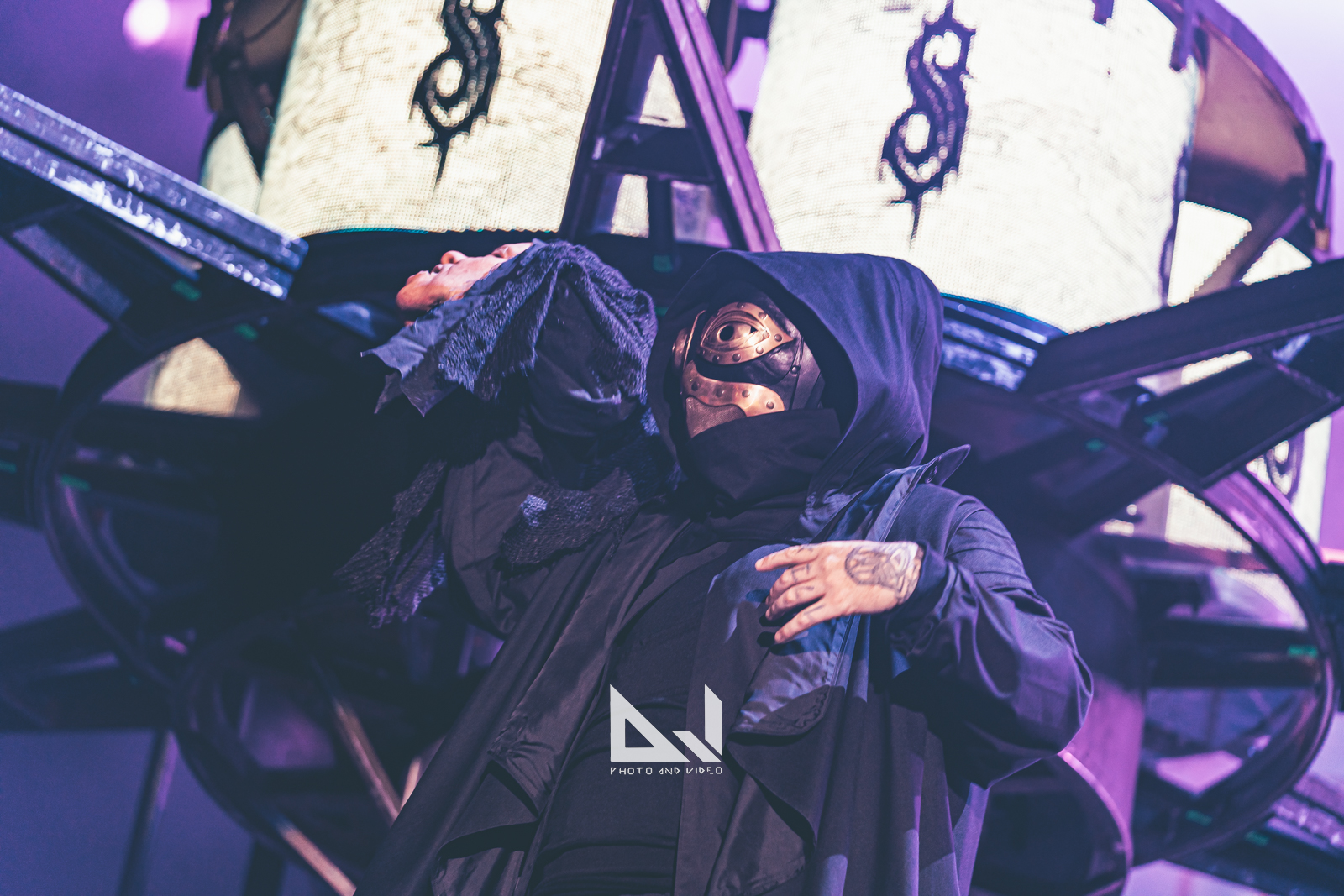 Slipknotin DJ Sid Wilson sai vakavia palovammoja naamaansa sekä ...