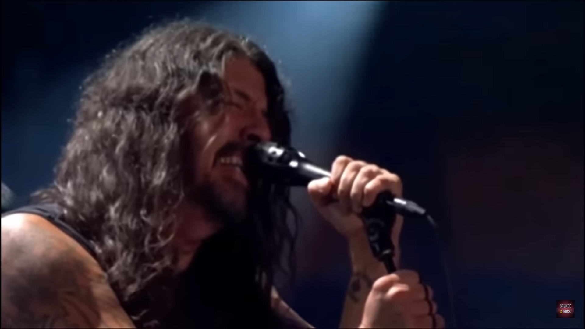 Dave Grohl murtui itkuun kesken "Times Like These" -kappaleen esityksen ...