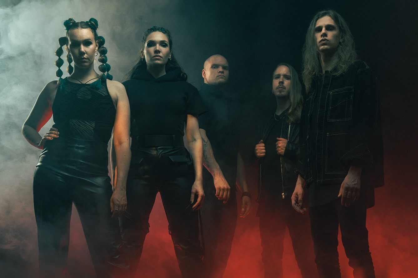 IKINÄn uusi single on raaka kuvaus voimattomuudesta - KaaosZine