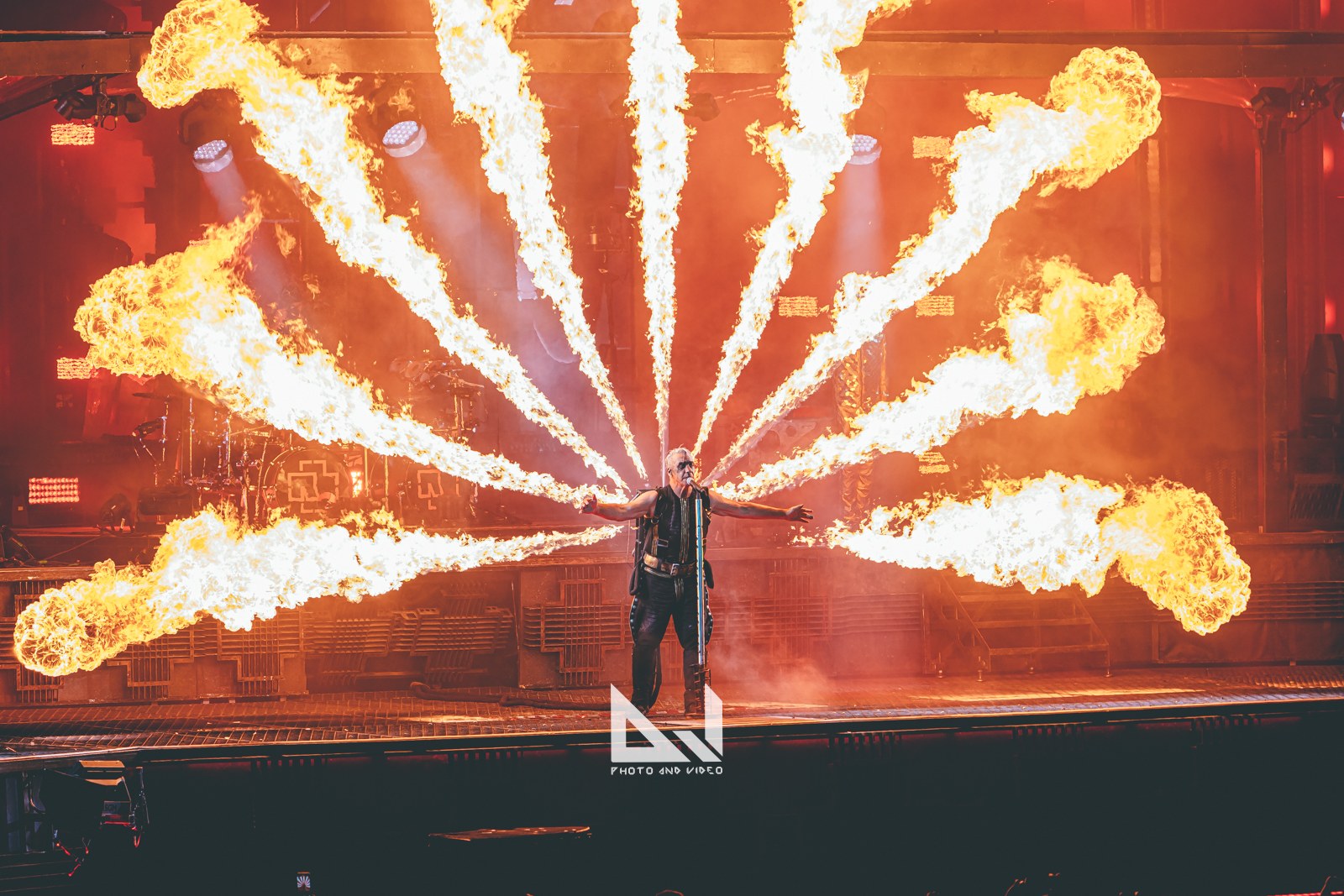 Rammstein julkaisi "Rammstein – Behind The Scenes of the World Stadium ...
