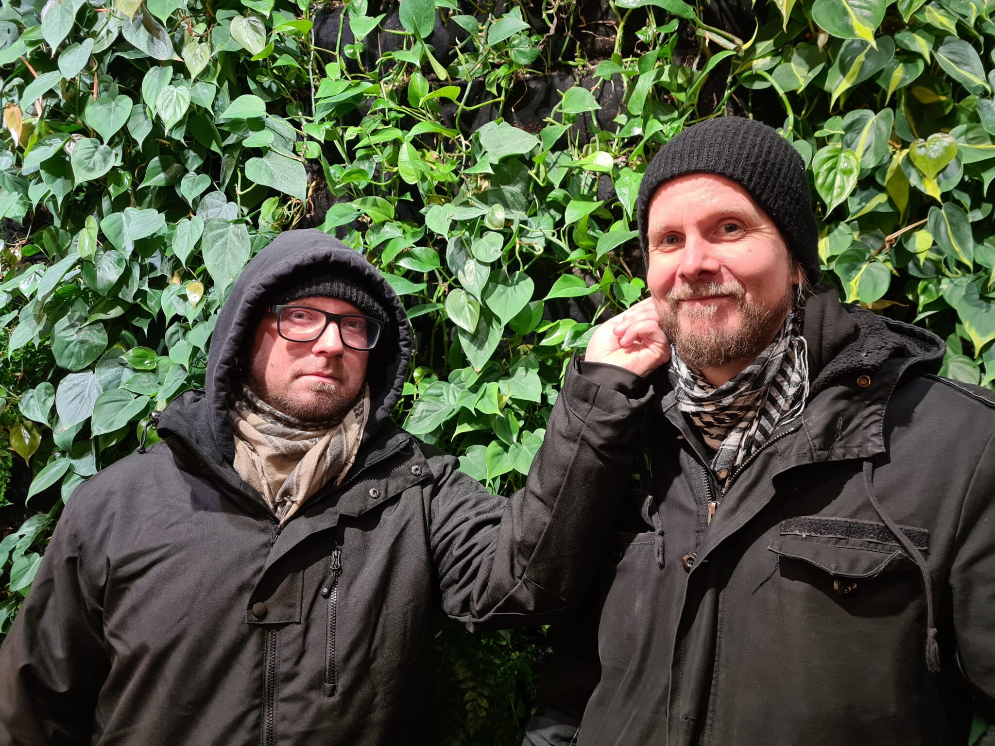 Swallow the Sun: Kusemista tielle liikkuvan bussin ovesta – näin Juha ...