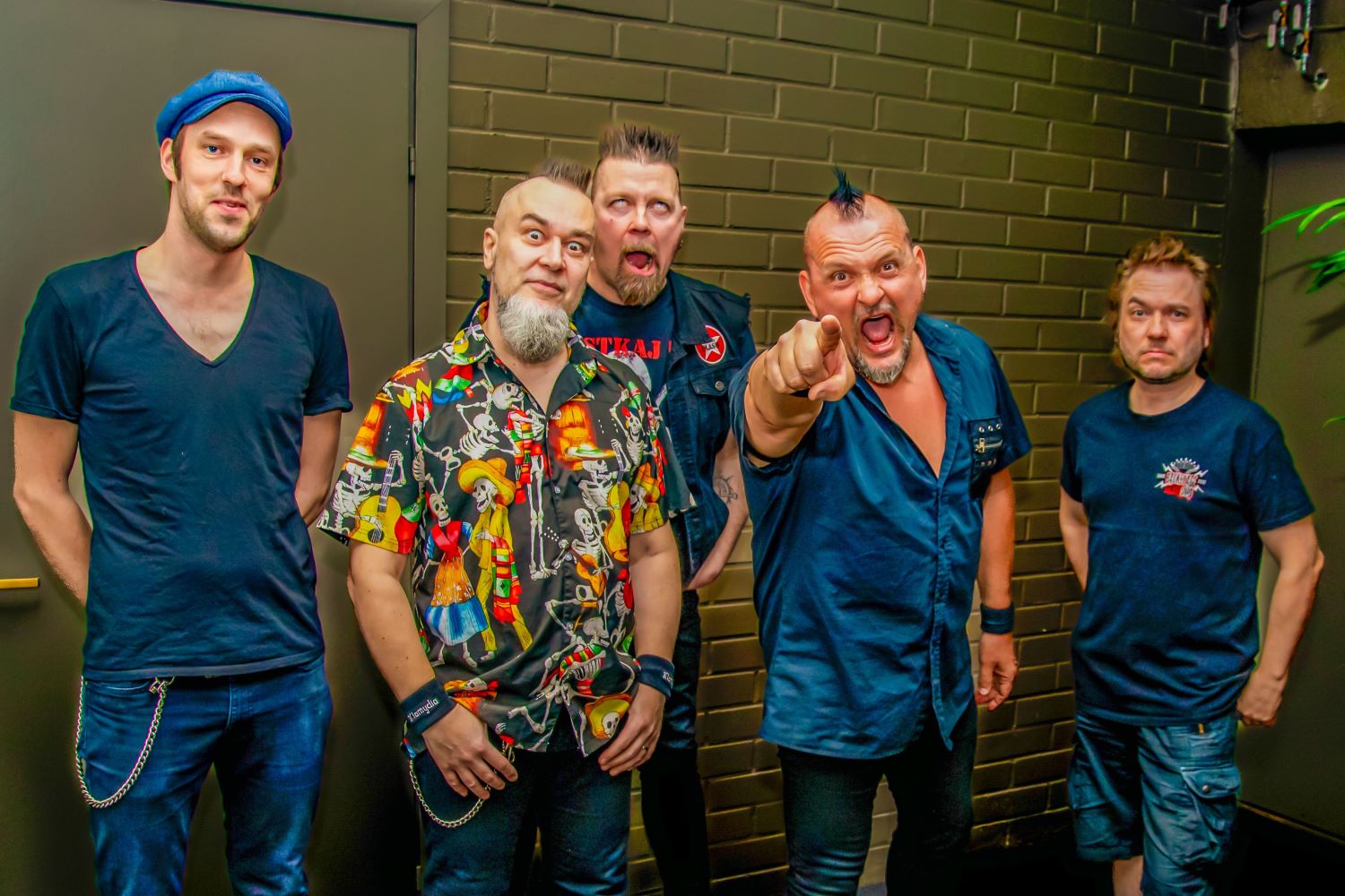 Klamydia virallistaa uuden jäsenen ja aloittaa kiertueen ...