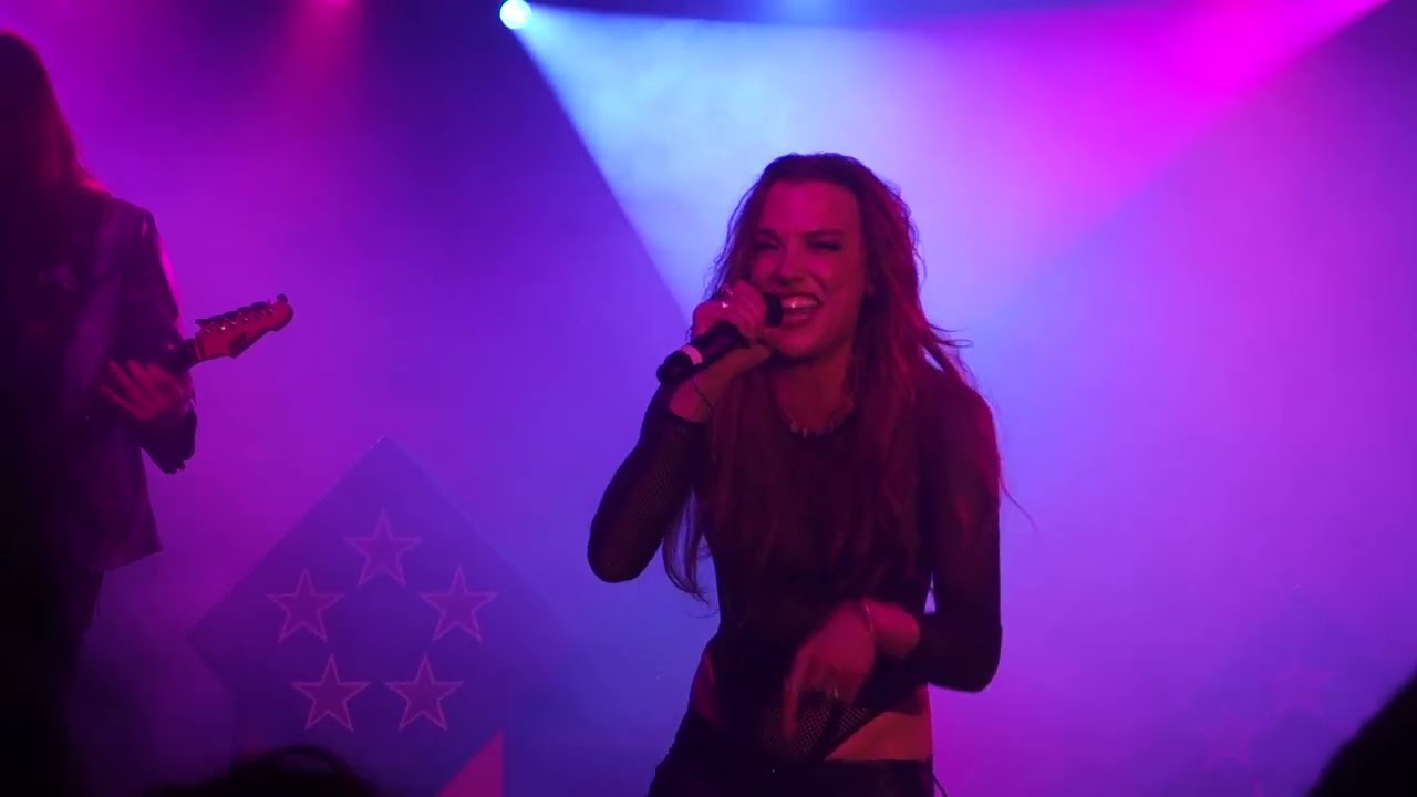 Lzzy Hale esiintyi ensimmäistä kertaa Skid Row'n laulajana ...