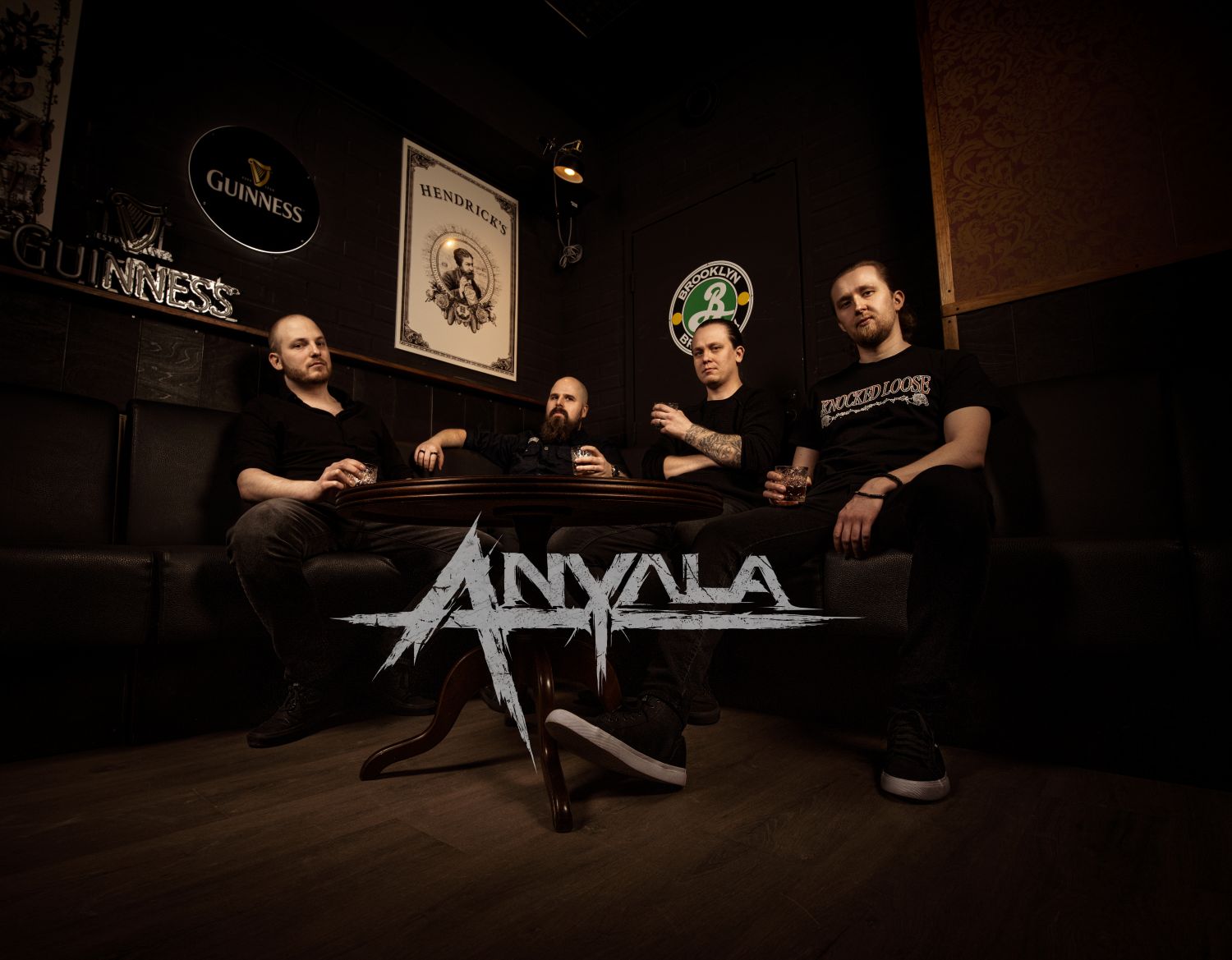 Anyalan uusi single "Parasites" kritisoi aggressiivisesti maailman ...