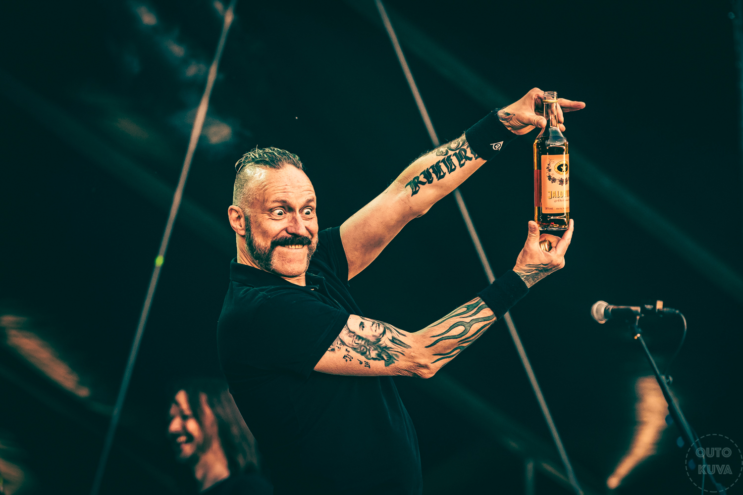Luukku 15: Mustasch - KaaosZine