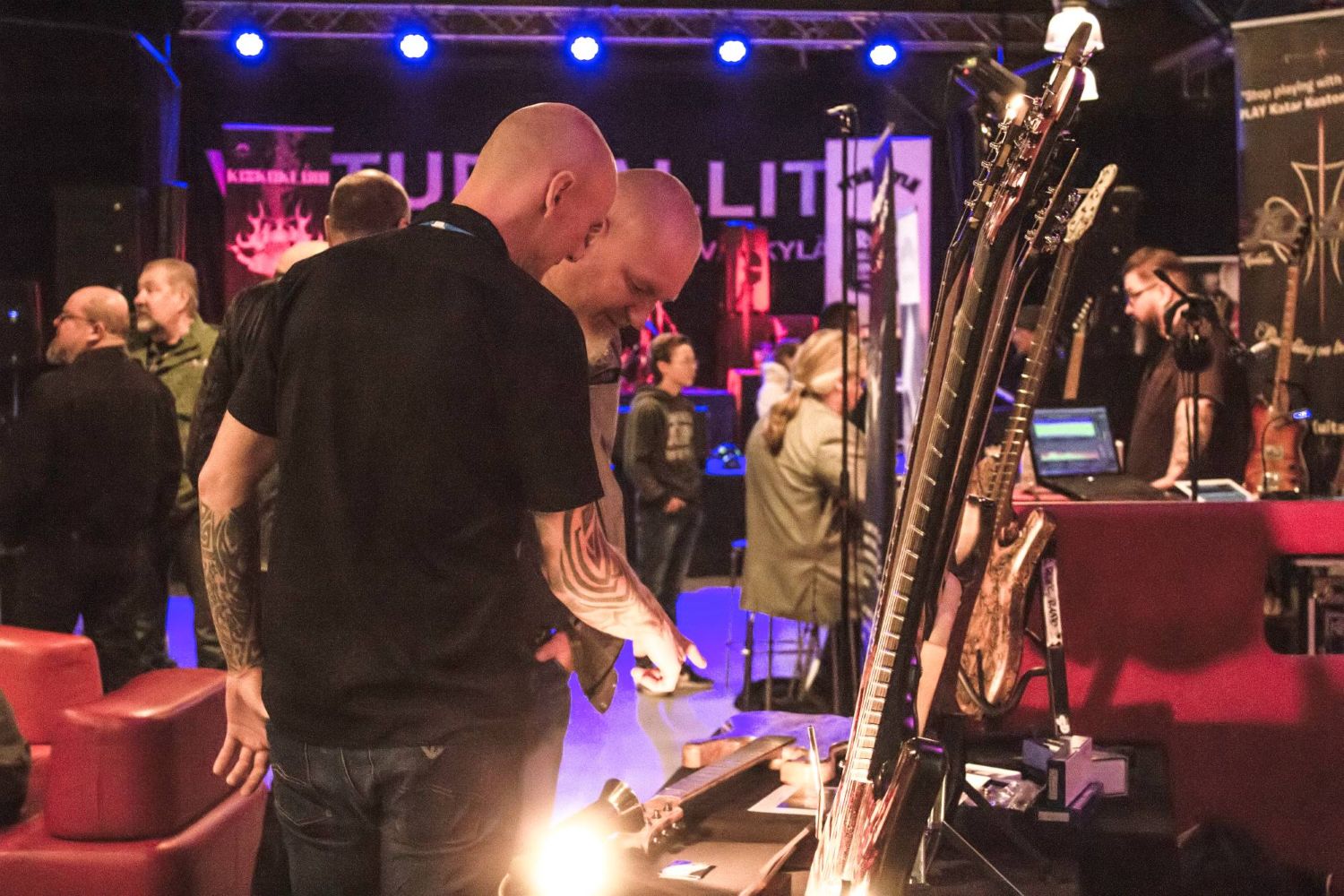 Jyväskylän Veturitallien Musamessuilla nähtävillä Jukka Tolosen, Heikki ...